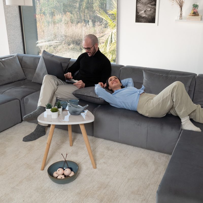 La elegancia de los sofas grises, un color de 2023